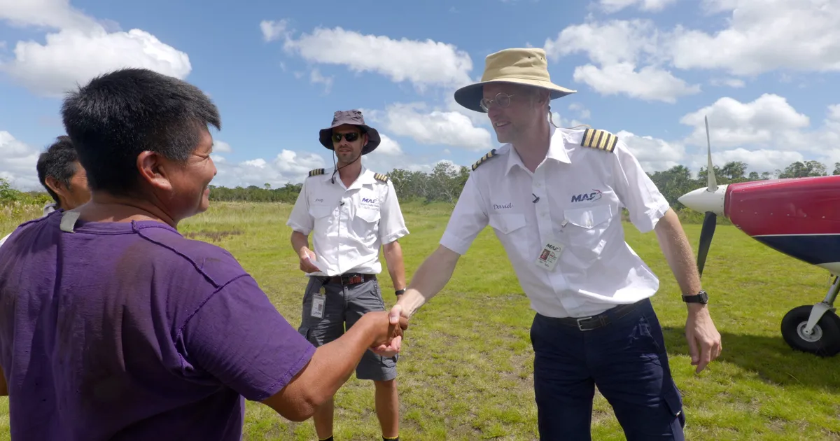 Junglepiloten: volg drie gezinnen die vliegen voor MAF - EO